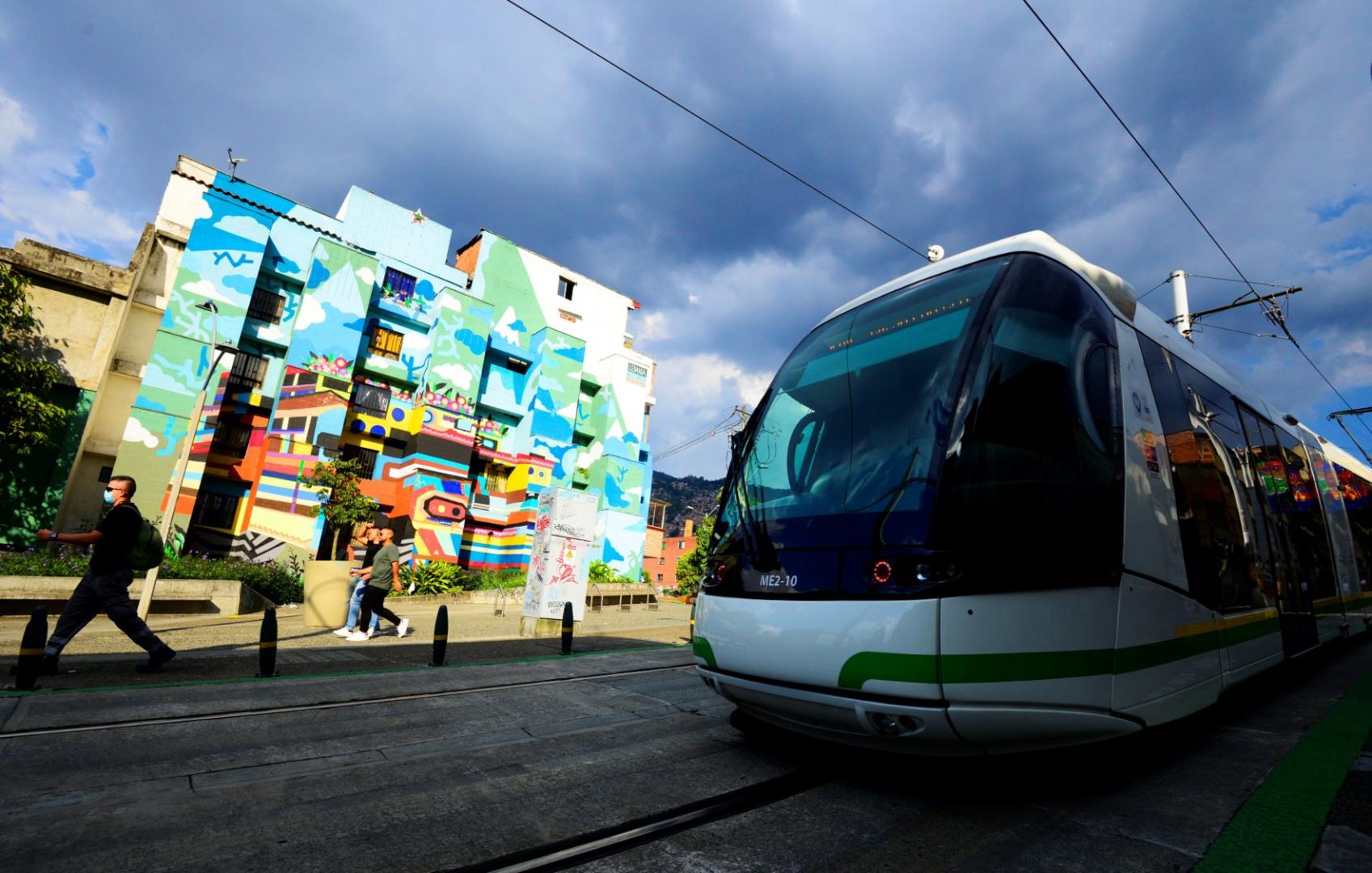 Murales en Medellín: recorrido en tranvía amenizado por arte